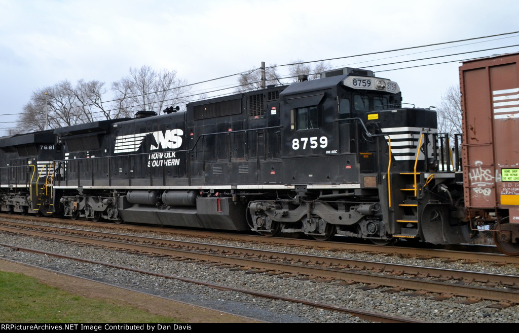 NS C40-8 8759 on 69Q
